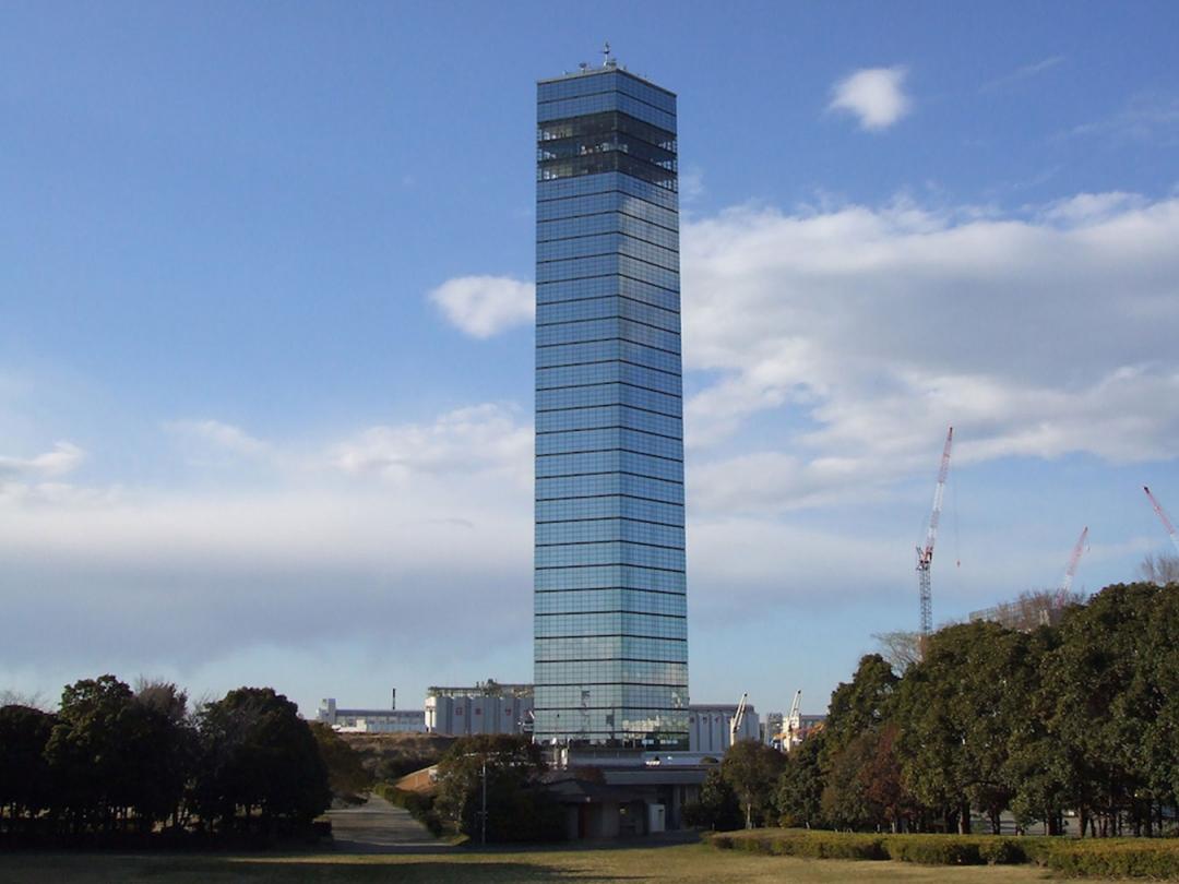 Enjoy the sea breeze and a grand panorama from 125m.