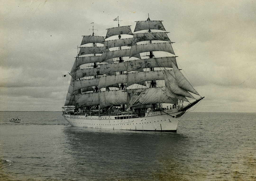 NIPPON MARU returned her beautiful figure by restoring the sailing gear